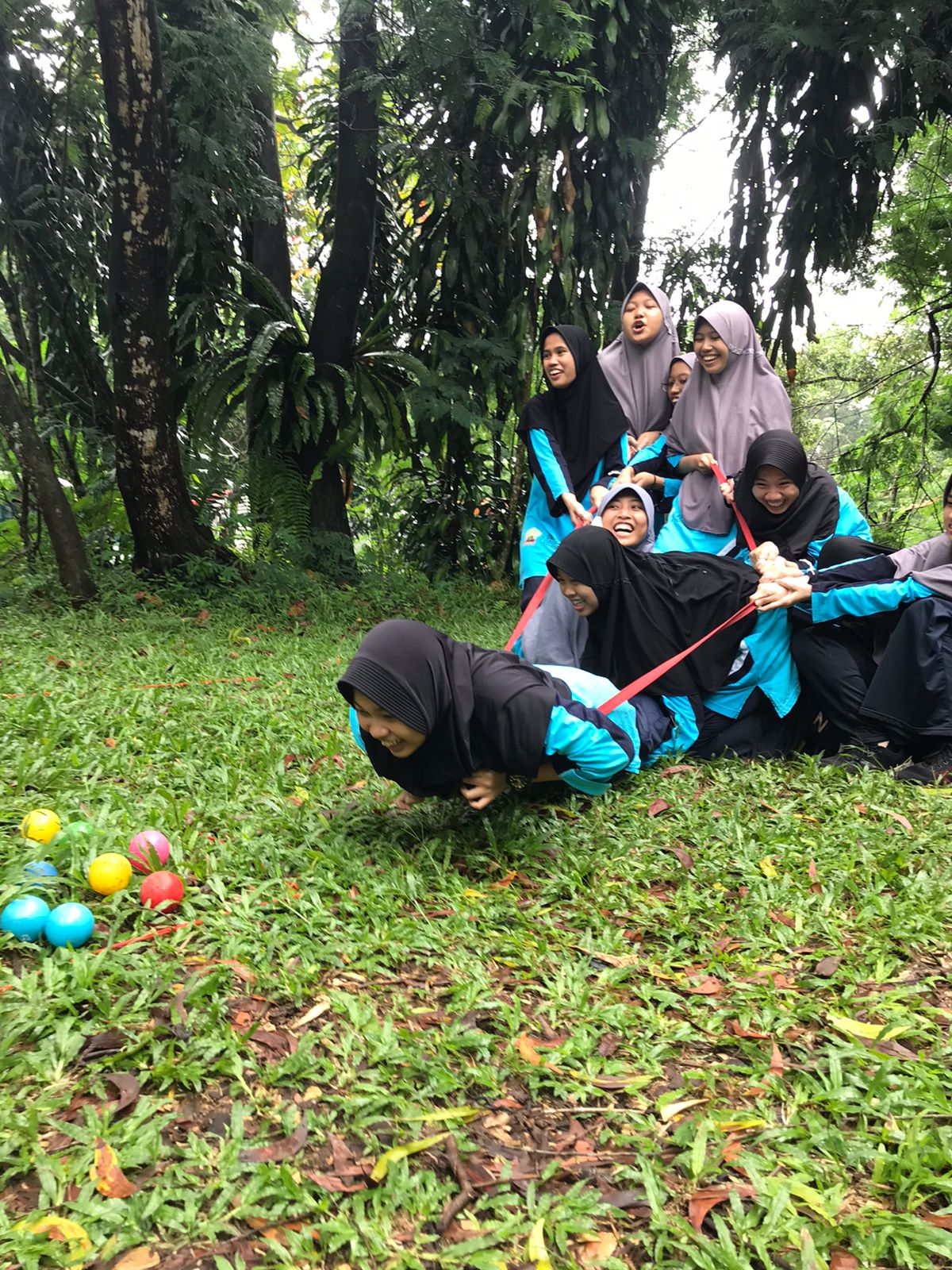 Outbound di Bumi Perkemahan Wonogondang, Siswa dan Siswi SMAIT Abu ...